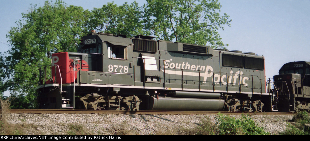 SP 9778 SP leads SP 7339 SD40R on the point of an eastbound intermodal train by Dahlia Walk at ...